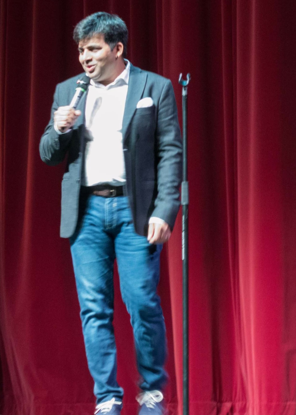 Amit Tandon made people of Surrey laugh through his humour - Drishti ...